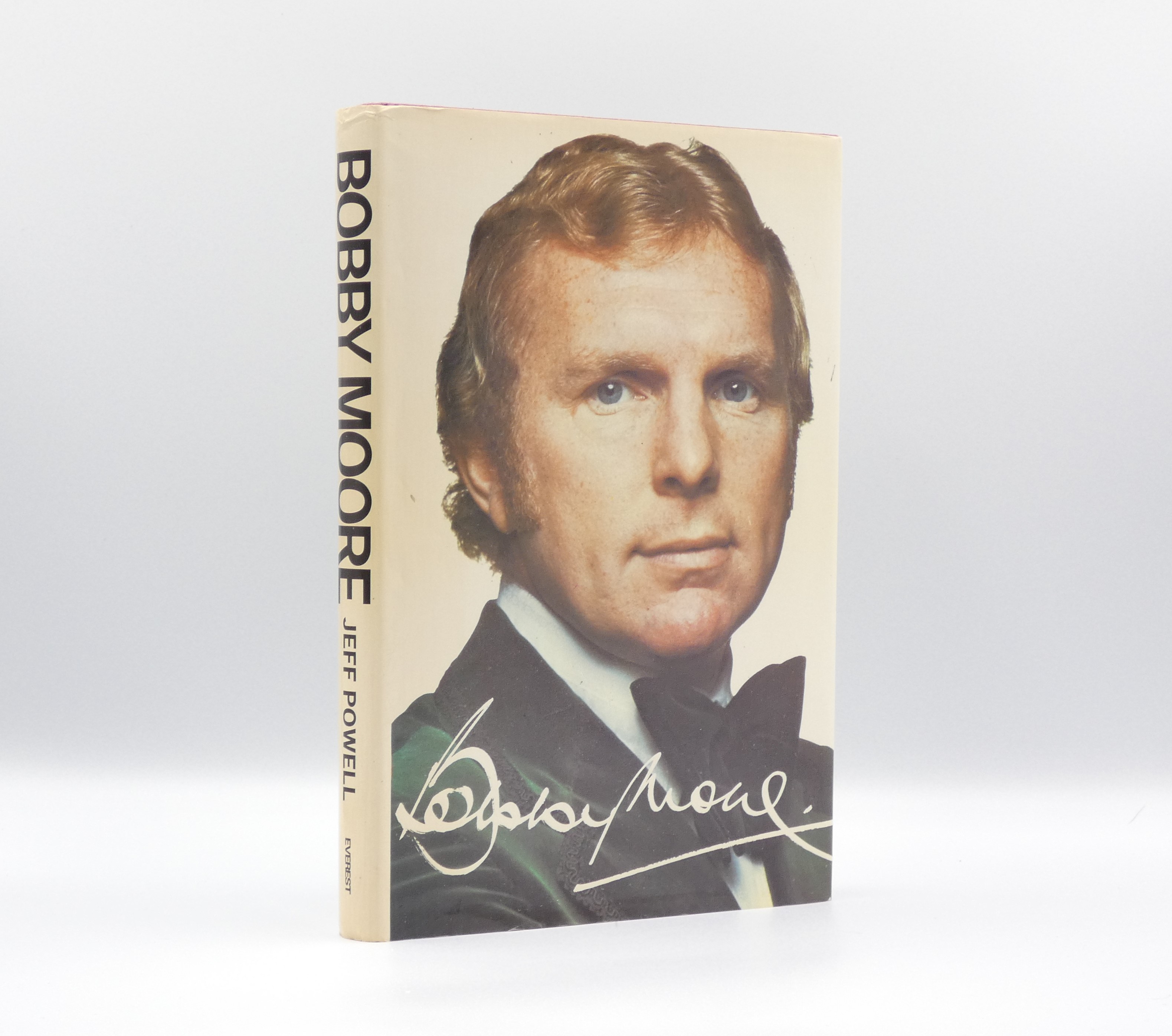 Bobby Moore The Authorised Biography INSCRIBED BY BOBBY MOORE Bobby Moore The Authorised Biography INSCRIBED BY BOBBY MOORE